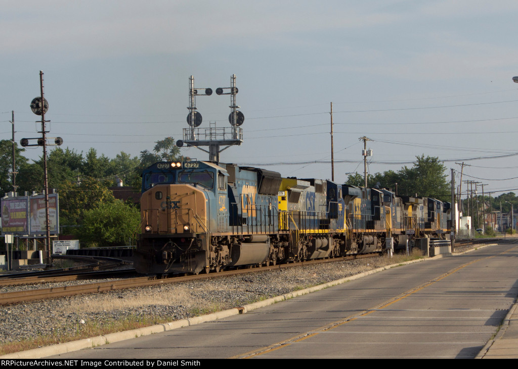 CSX 4727 leads X786.
